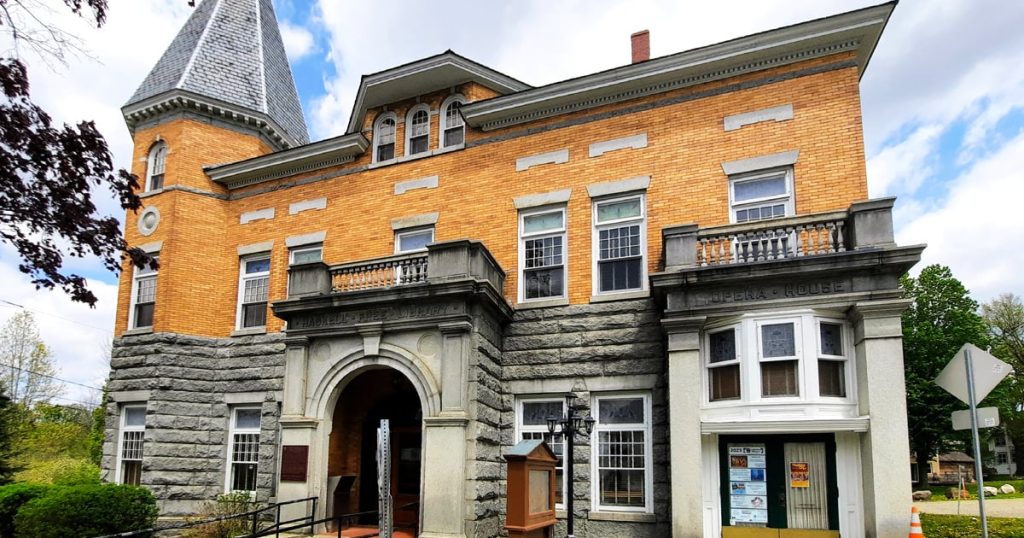 This Mind-Bending Library In Vermont Lets You Stand In 2 Countries At ...